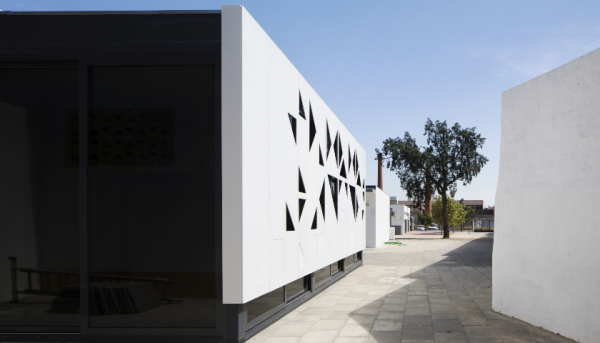 Spectacular HI-MACS® façade: traditional school architecture meets high ...